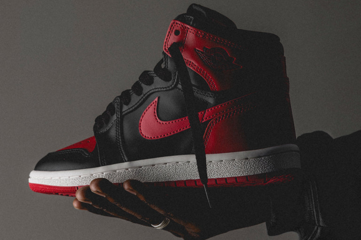 De release van de Air Jordan 1 High OG ’85 'Bred' is eindelijk hier ...
